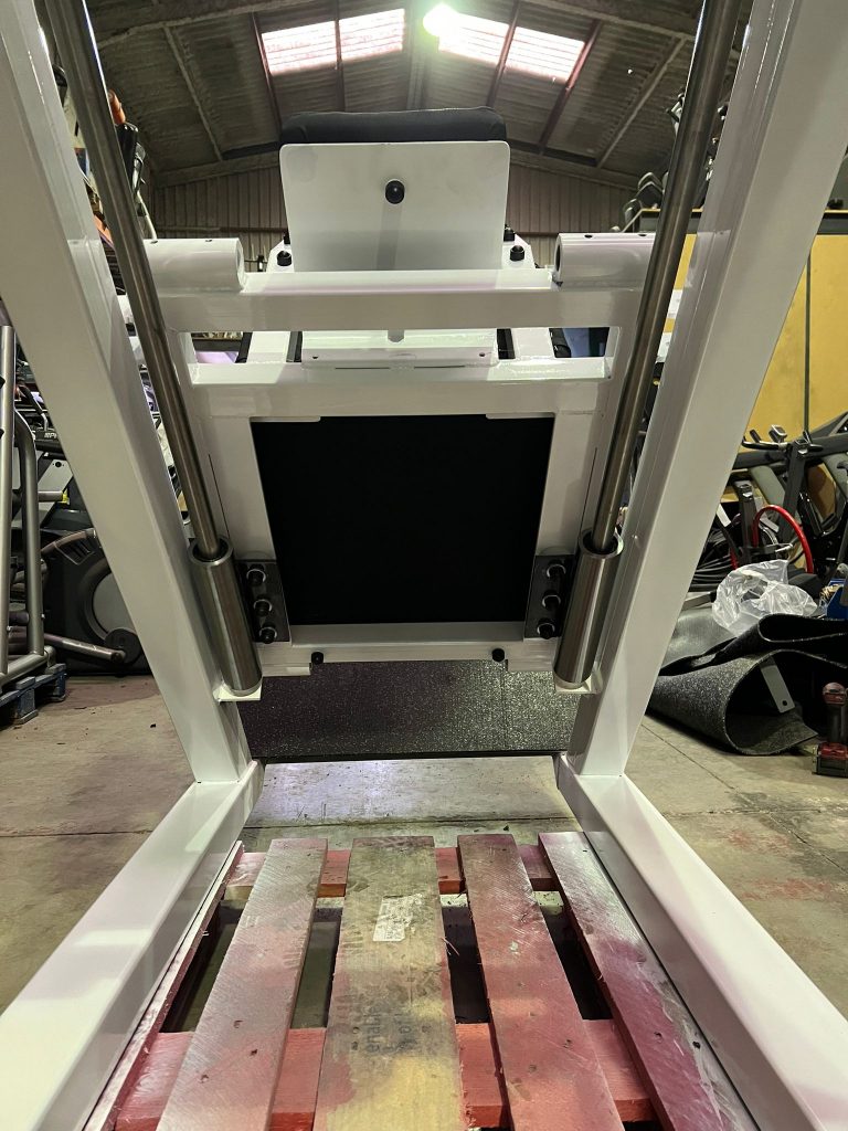 Sentadillas en máquina Hack piernas gluteos y gemelos