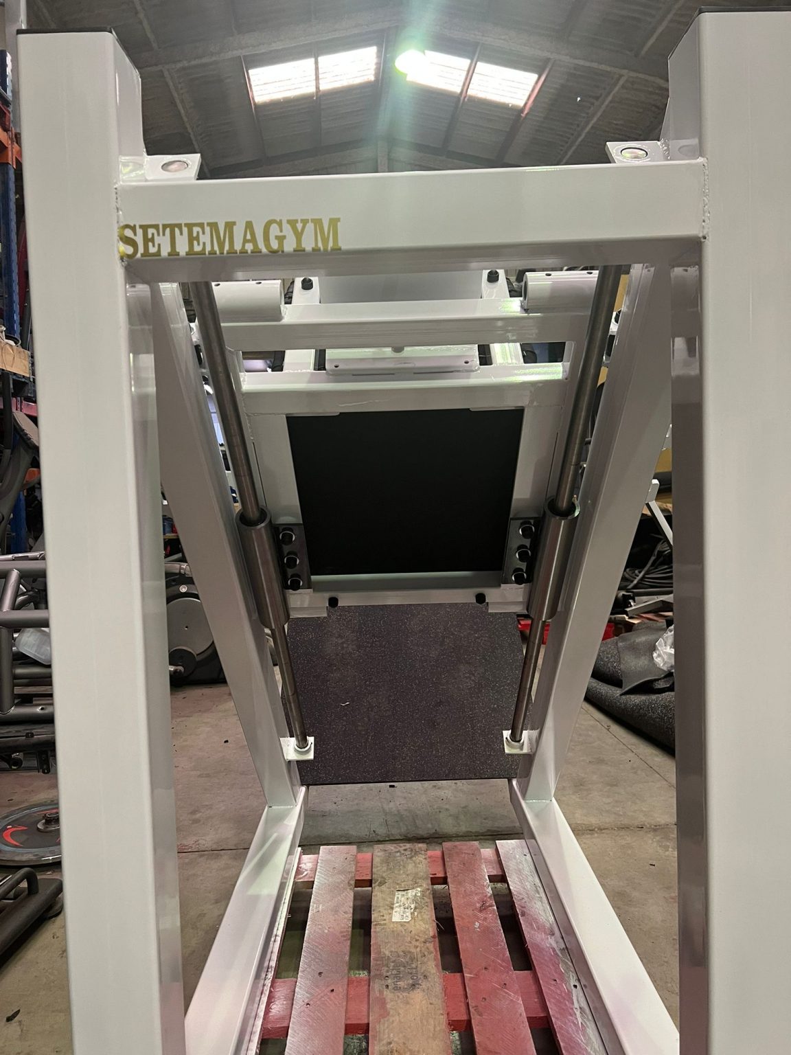 Sentadillas en máquina Hack piernas gluteos y gemelos